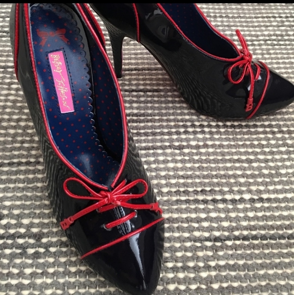 Stylish Black Red Trimmed Pumps. - Gem